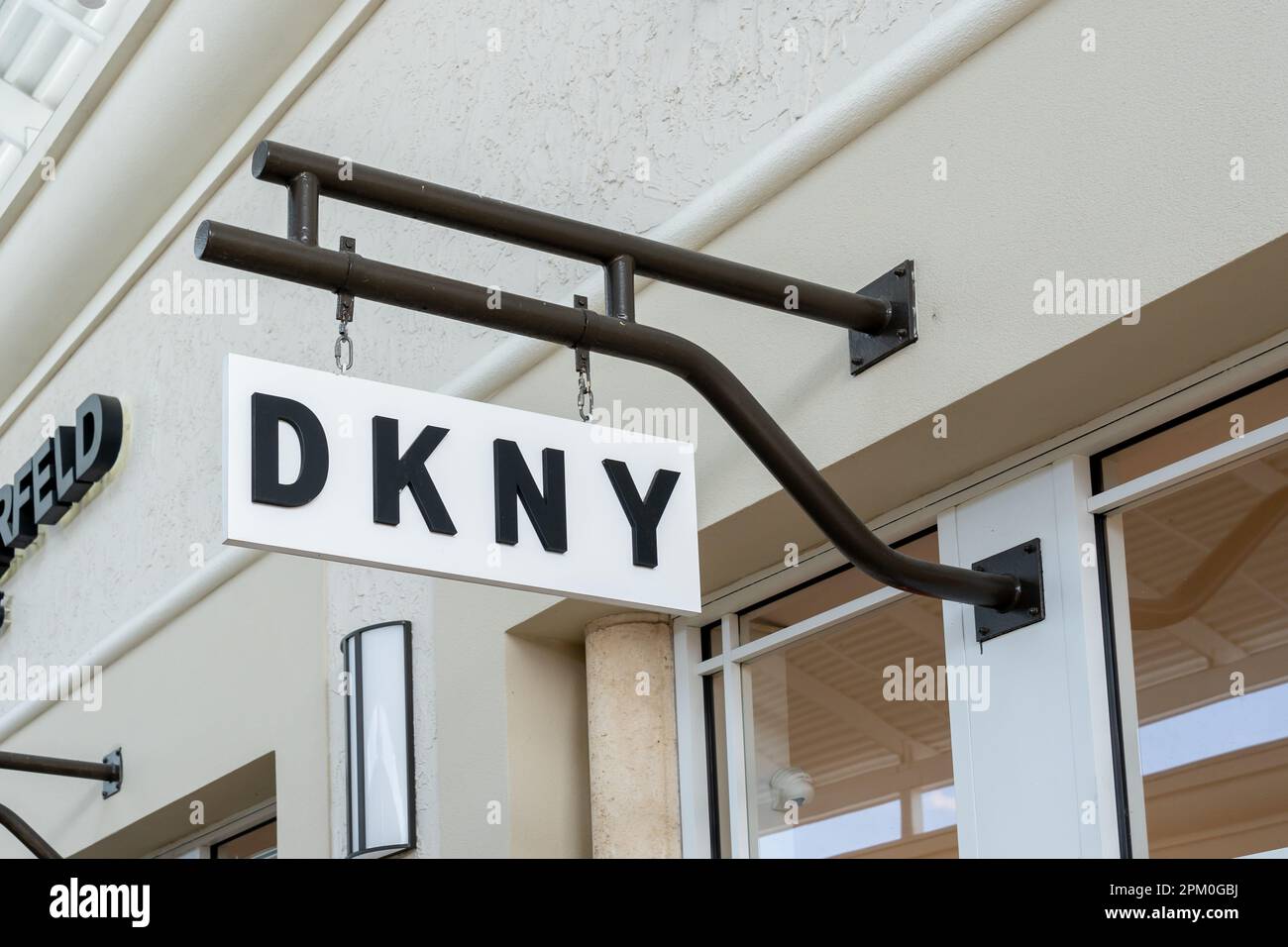 Dkny store sign hi-res stock photography and images - Alamy