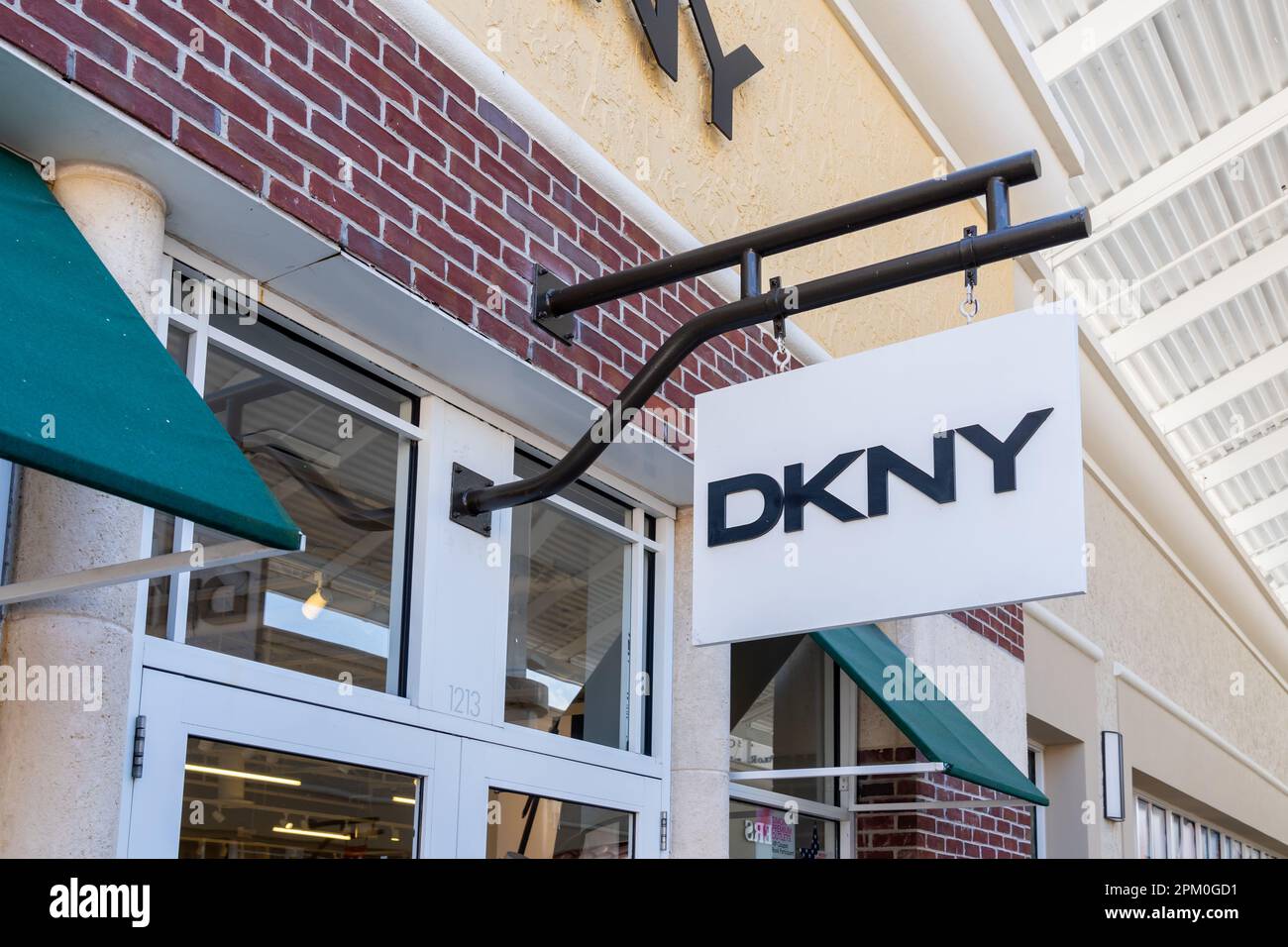 Dkny logo hi-res stock photography and images - Alamy