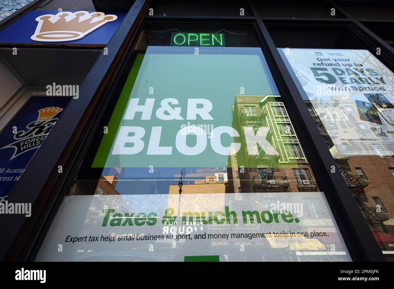 New York, USA. 10th Apr, 2023. Vie of an H&R Block tax preparation ...