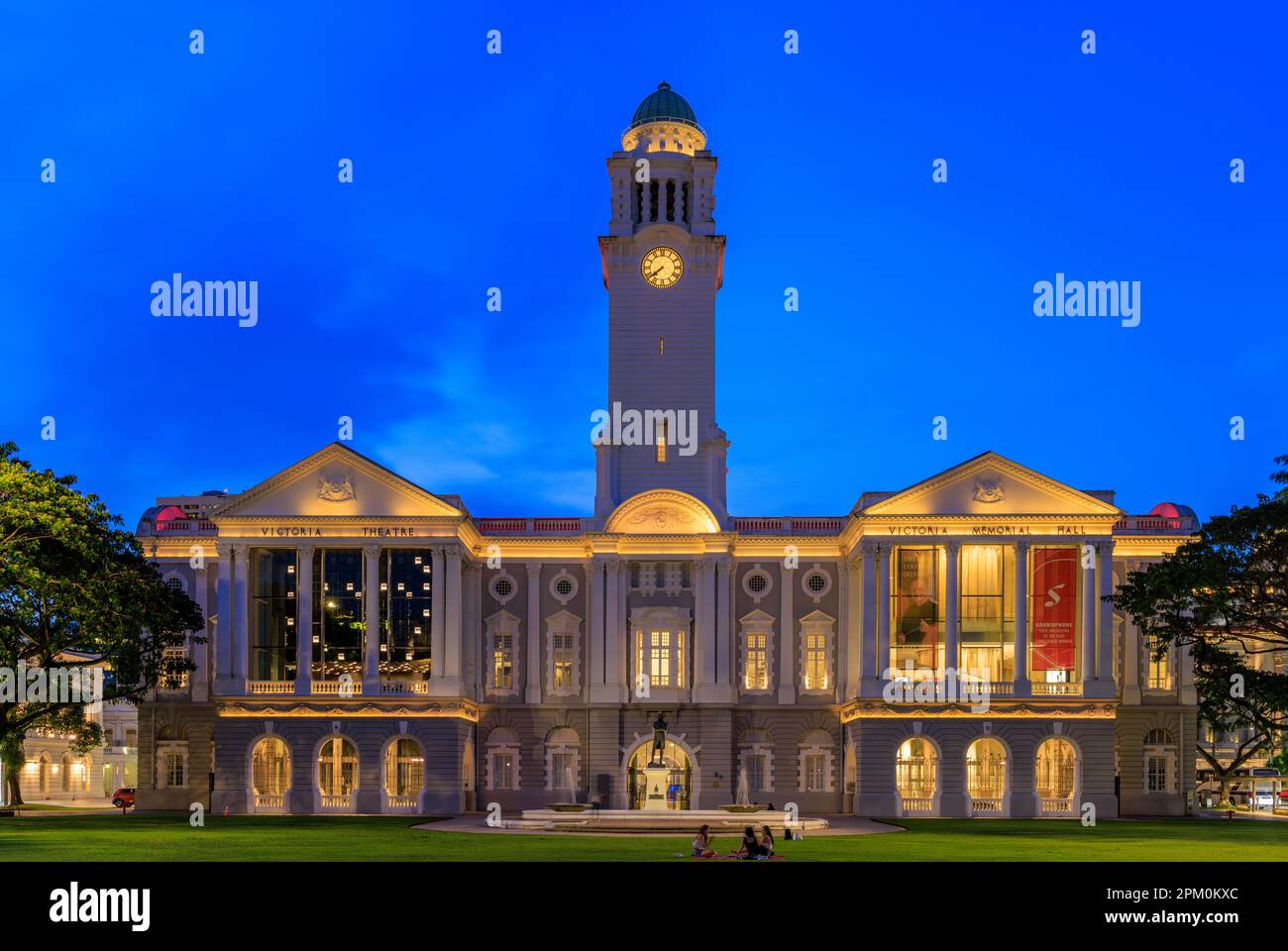 Victoria Theatre and Concert Hall at night, Singapore Stock Photo - Alamy