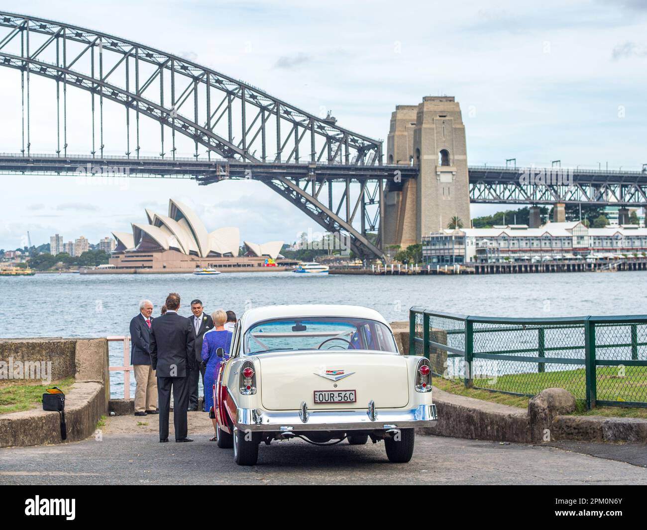 Wedding shoot in front of the Opera House and Harbour Bridge in Sydney ...