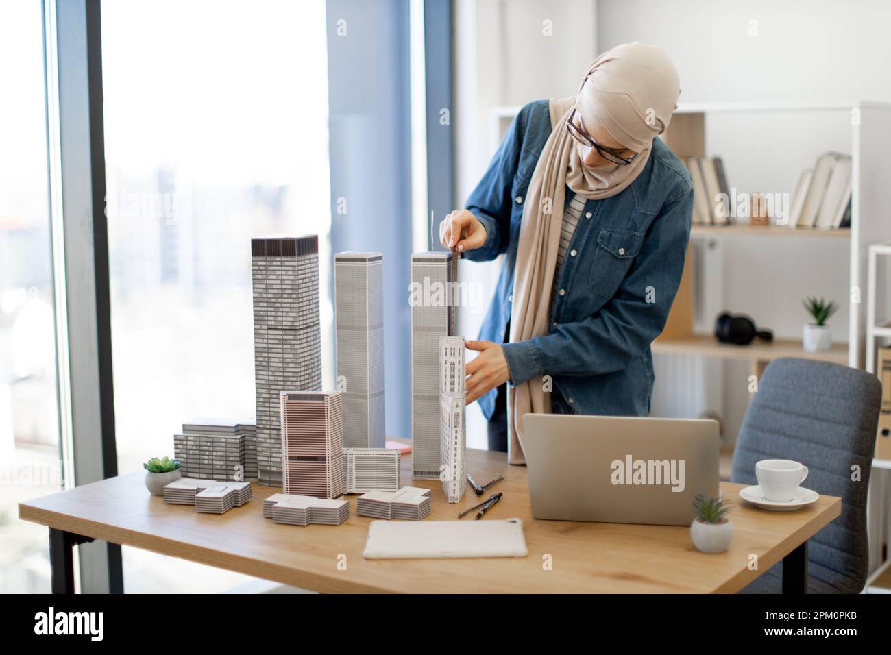 Professional muslim business woman in traditional hijab taking ...