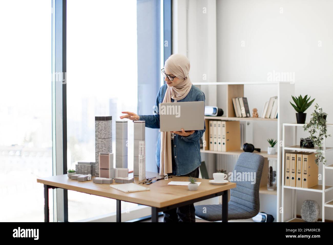 Professional muslim business woman in traditional hijab taking ...
