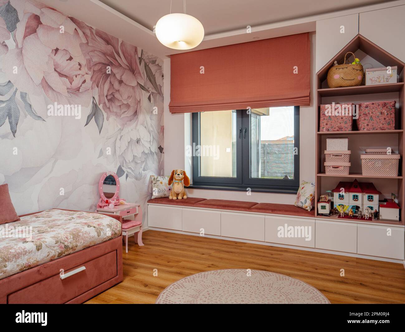 Bright pink bed frame hi-res stock photography and images - Alamy