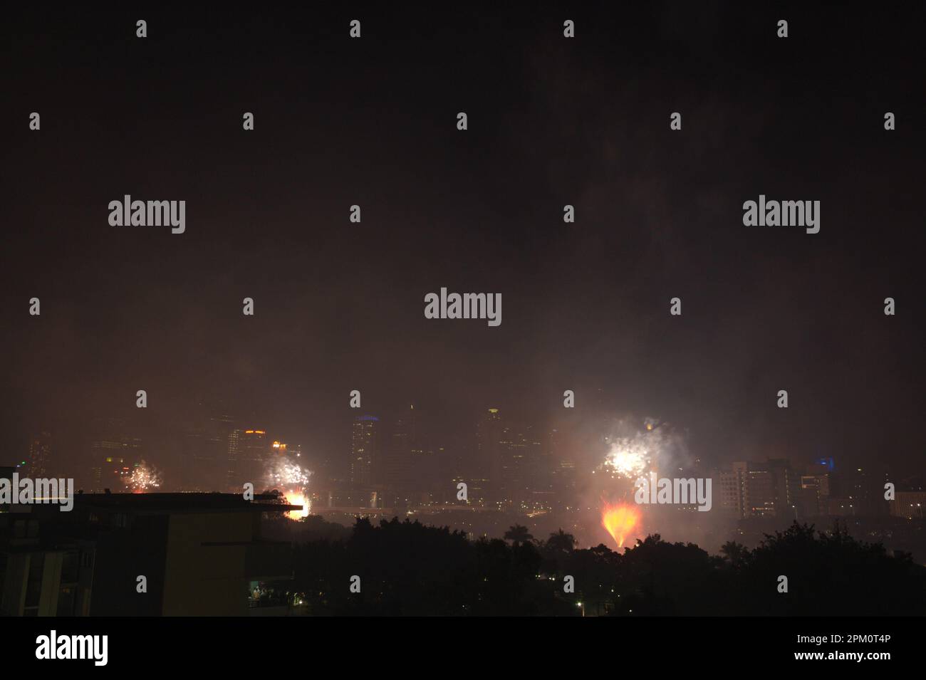Fireworks over the Brisbane river during the annual Brisbane Riverfire ...