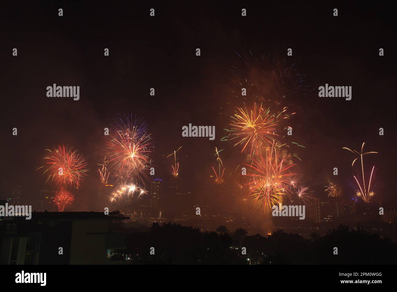 Fireworks over the Brisbane river during the annual Brisbane Riverfire ...