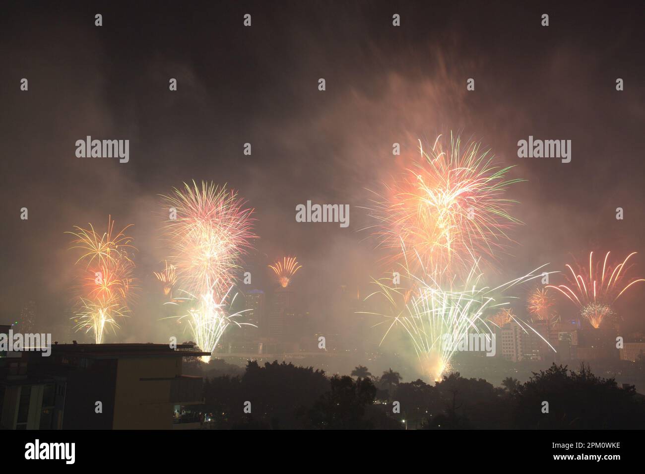 Fireworks over the Brisbane river during the annual Brisbane Riverfire ...