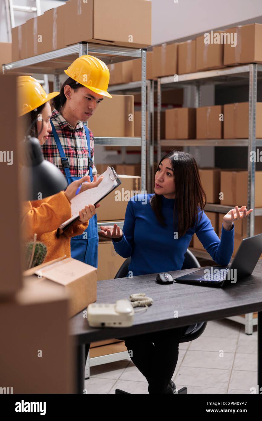 Supervise office workers hi-res stock photography and images - Alamy