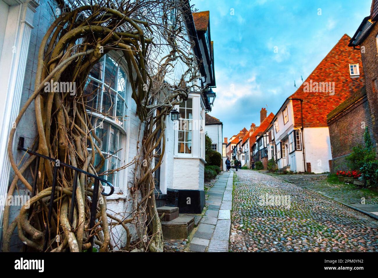 Charming cobblestone Mermaid Street with medieval houses, Rye, East ...