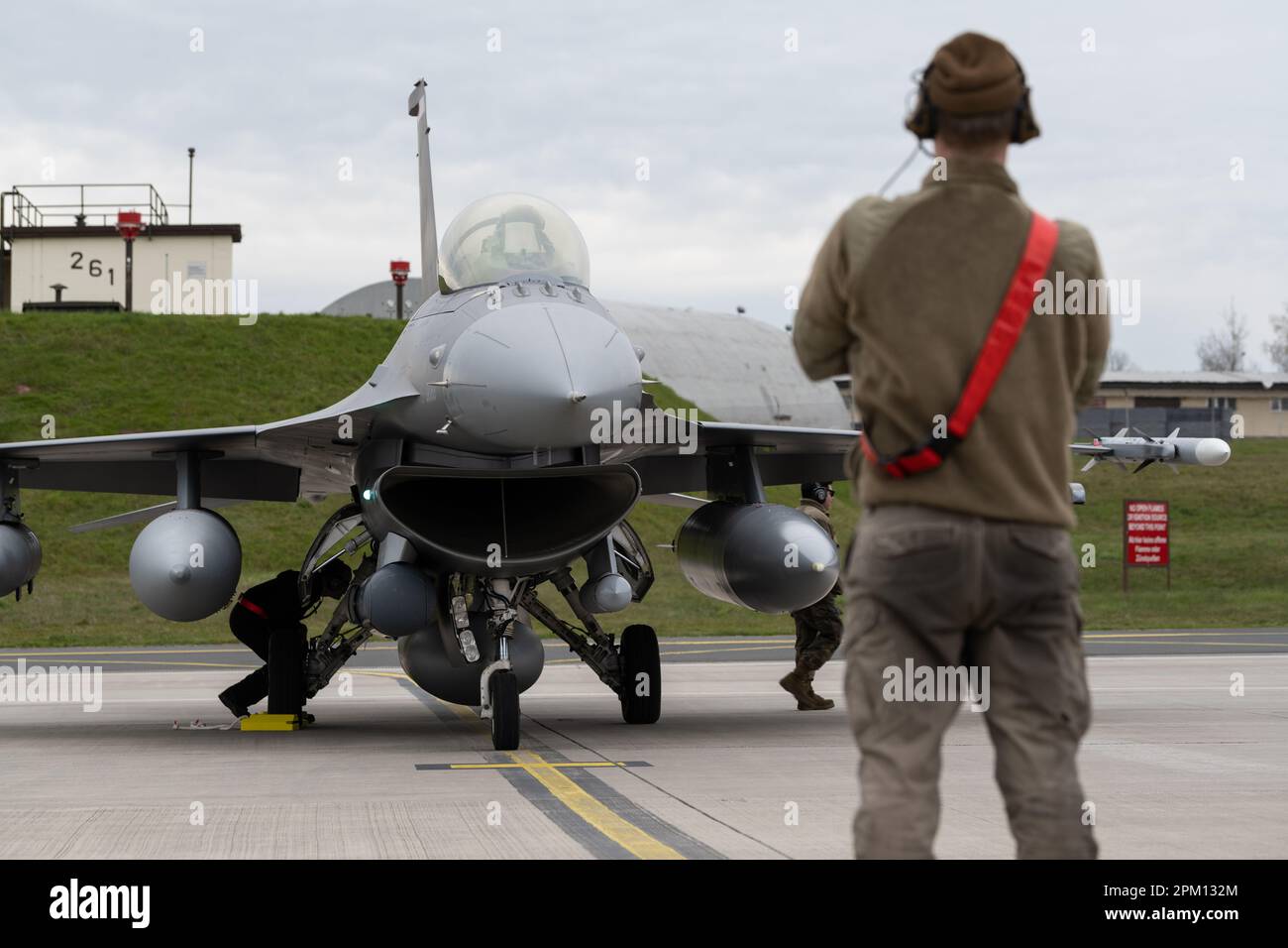 U.S. Air Force F-16 Fighting Falcon maintenance Airmen from the 480th ...
