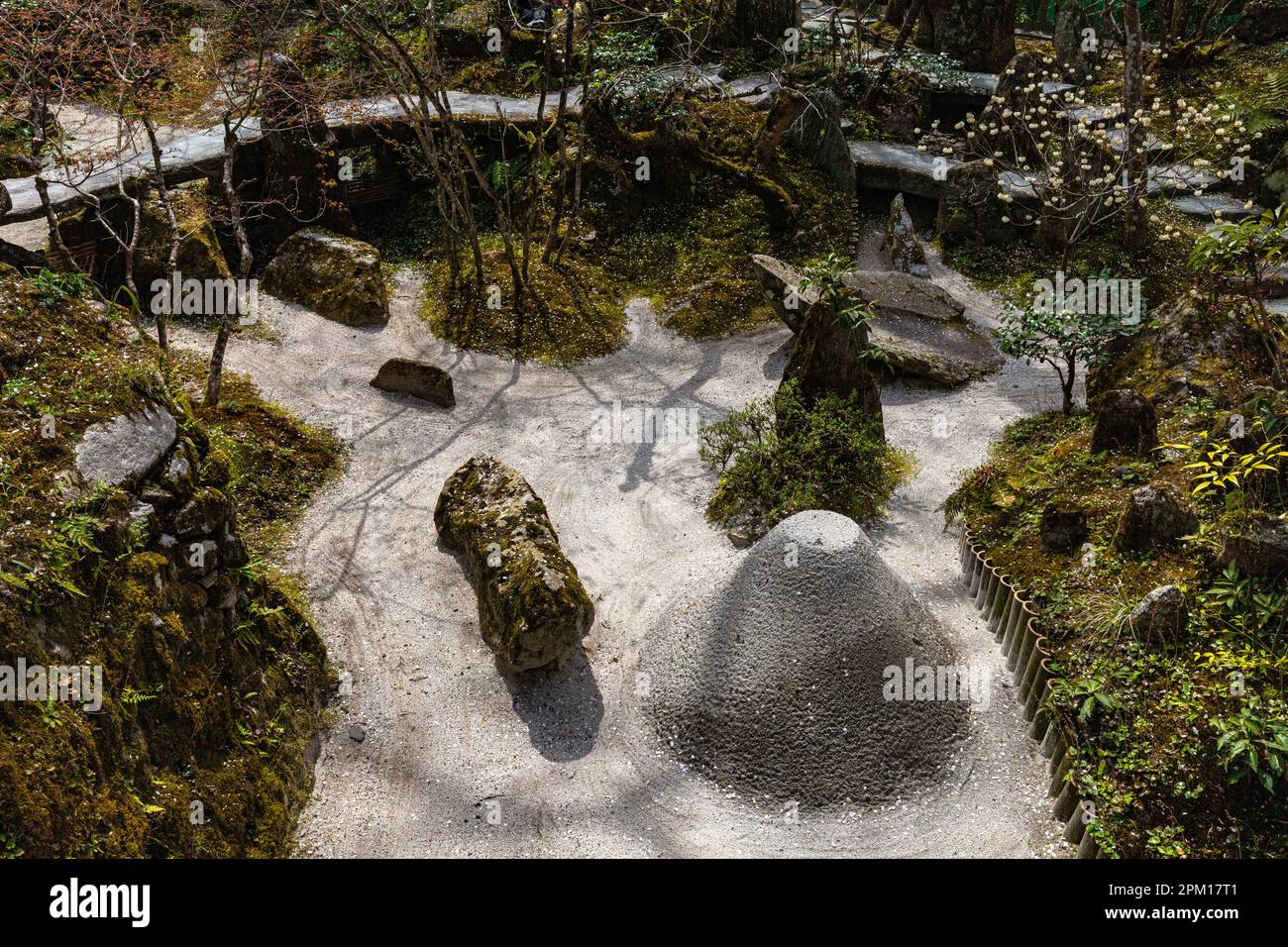 Hosen-in Garden - Hosen-in was founded about 800 years ago as priest ...