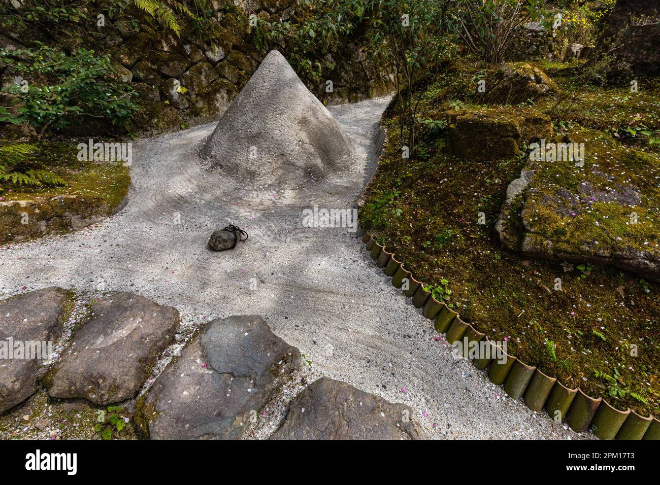 Hosen-in Garden - Hosen-in was founded about 800 years ago as priest ...