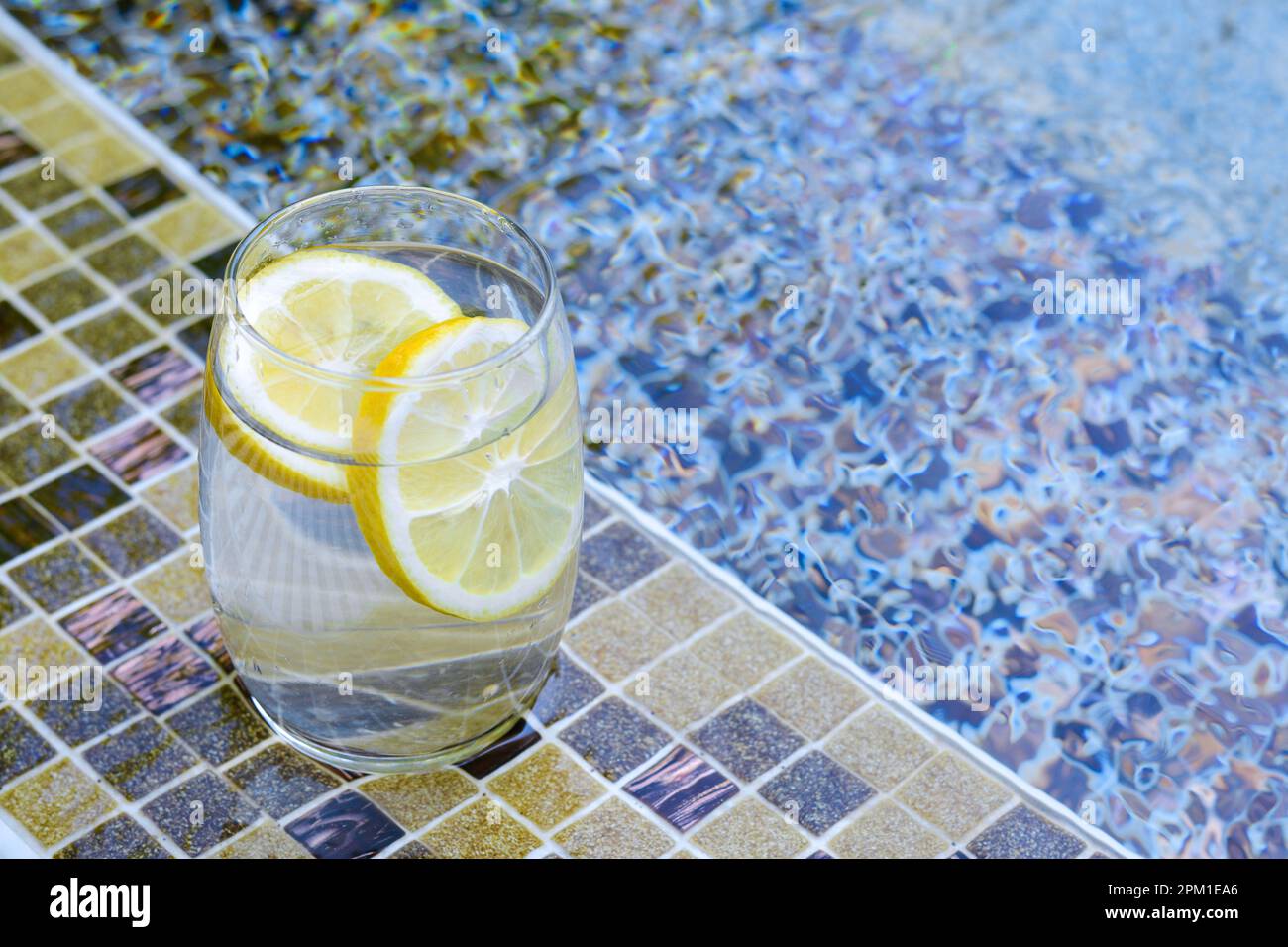 Water edge glass table hi-res stock photography and images - Alamy