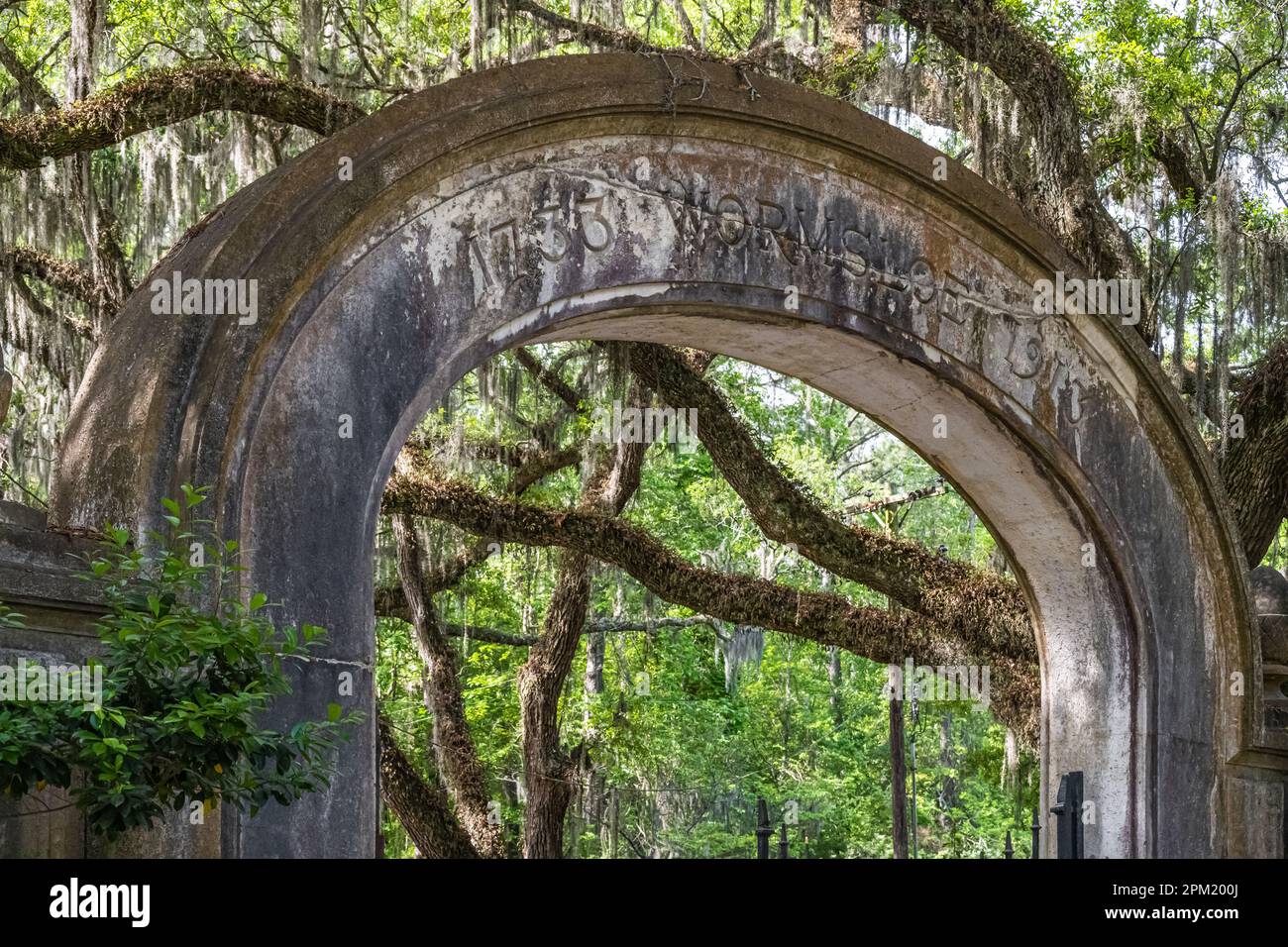 Entrance arch to Wormsloe Plantation with the dates 1733 (the year ...