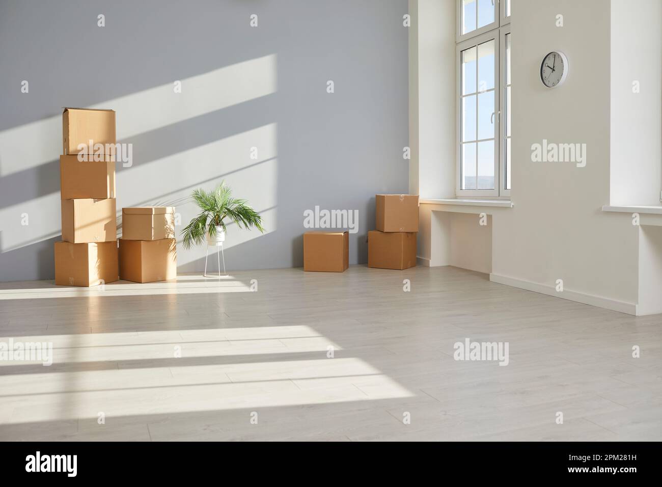 Empty room with moving cardboard boxes on floor Stock Photo - Alamy