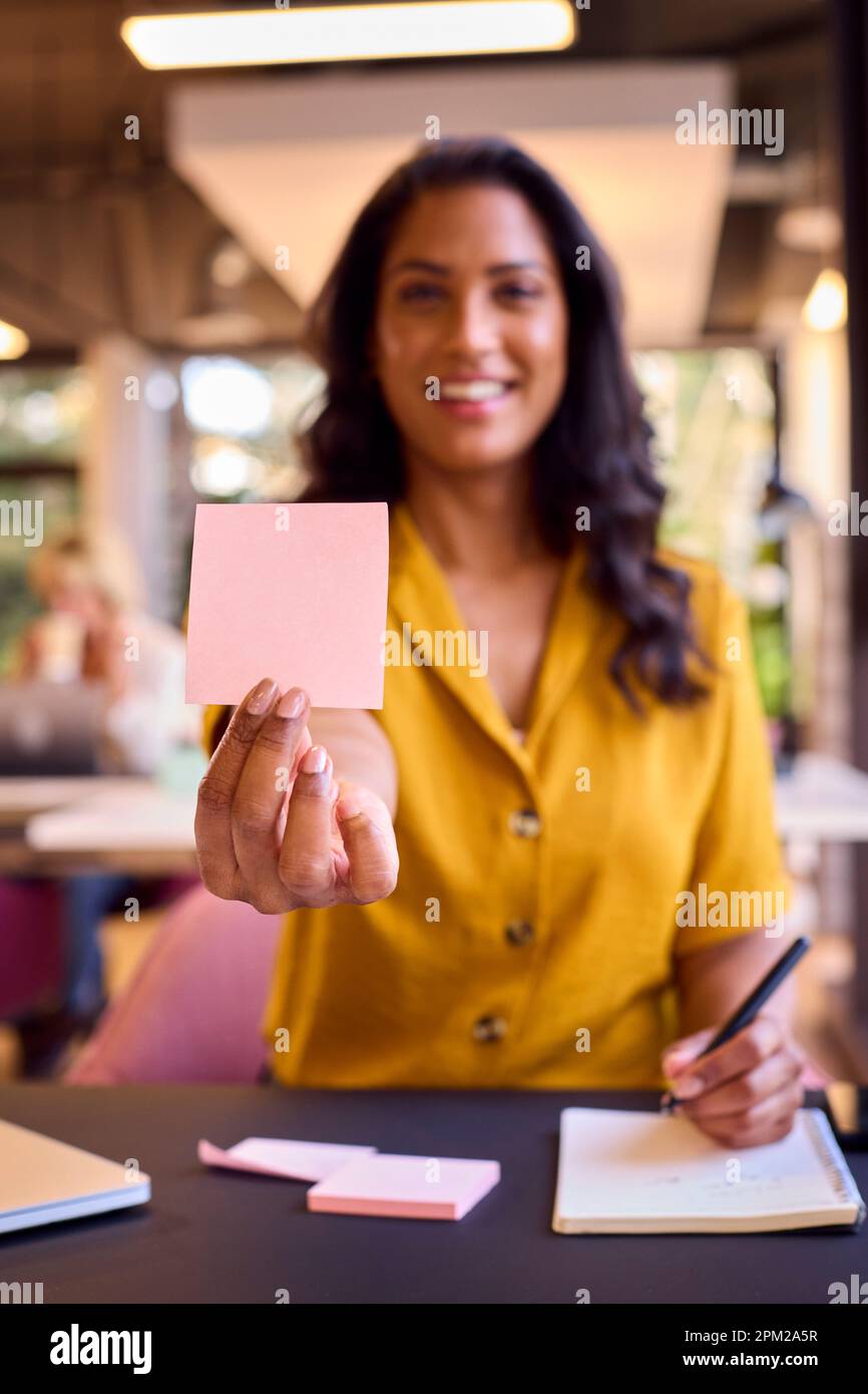 Person holding sticky note hi-res stock photography and images - Alamy