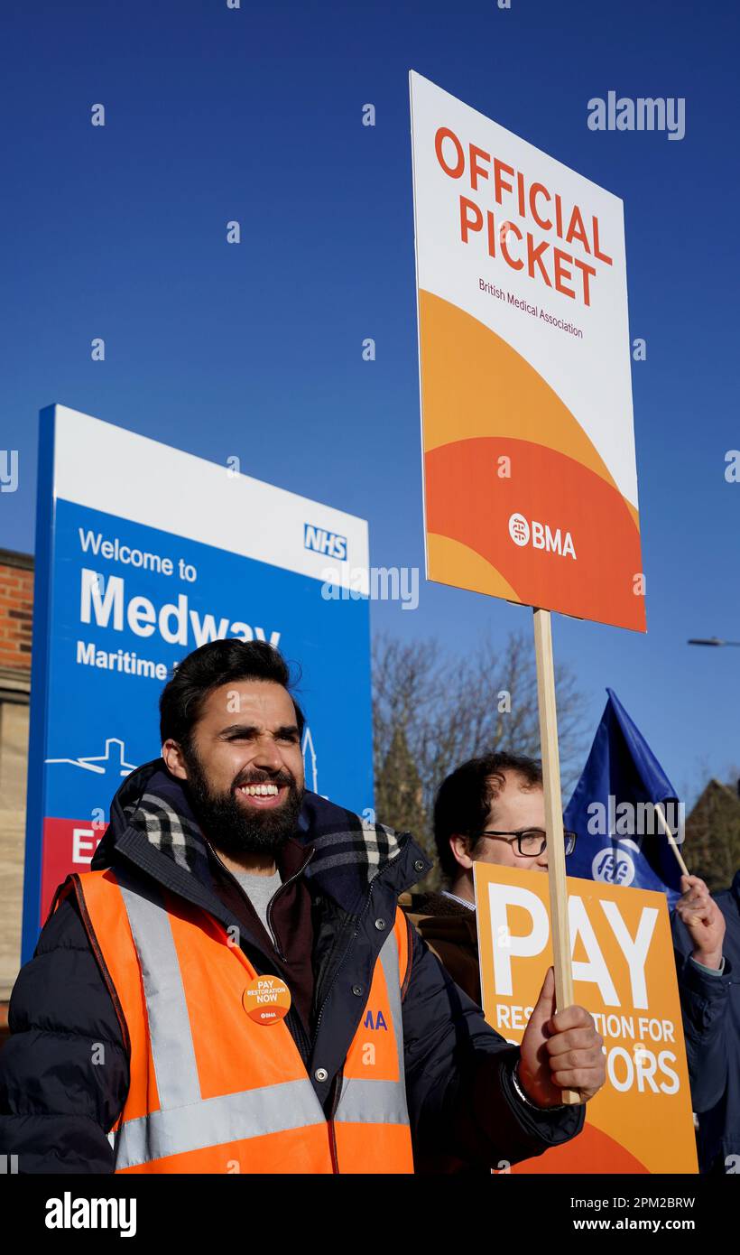Striking NHS junior doctors on the picket line outside the Medway ...