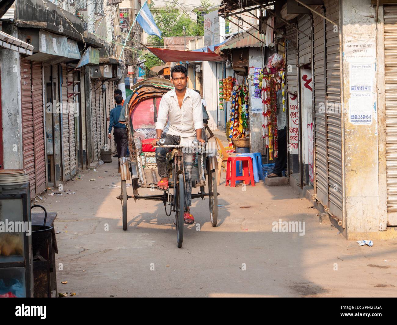 Tricycle taxi at a narrow street in Dhaka, Bangladesh Stock Photo - Alamy