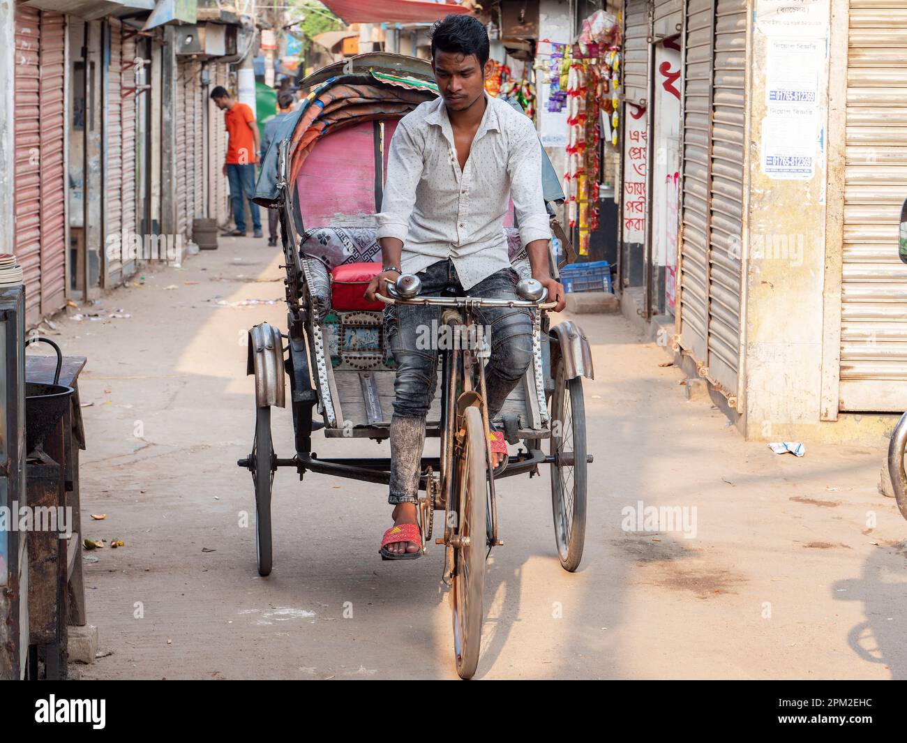 Tricycle taxi at a narrow street in Dhaka, Bangladesh Stock Photo - Alamy