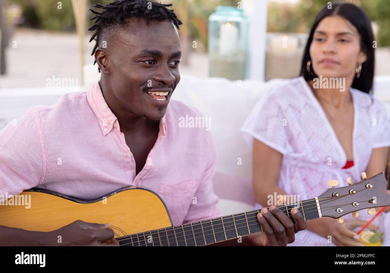 Party singing hi-res stock photography and images - Alamy