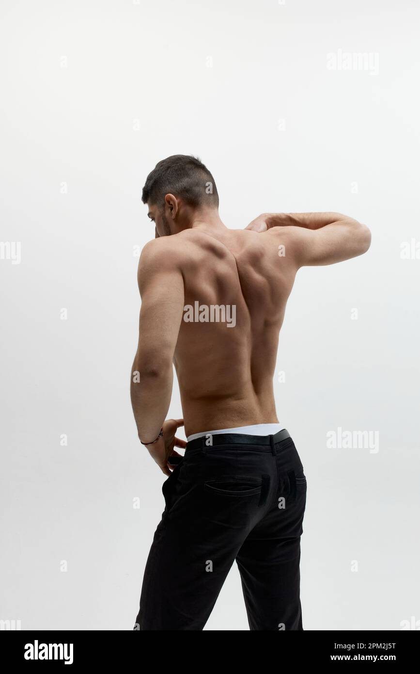 Portrait of muscular man with wide back posing over white studio ...