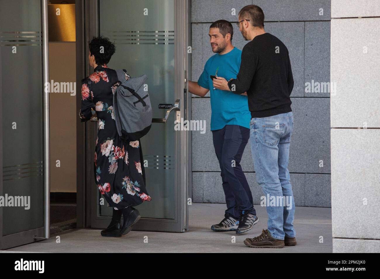 ETA members Mikel Barrios (c) and Iñigo Gulina Tirapu (1r) on their ...