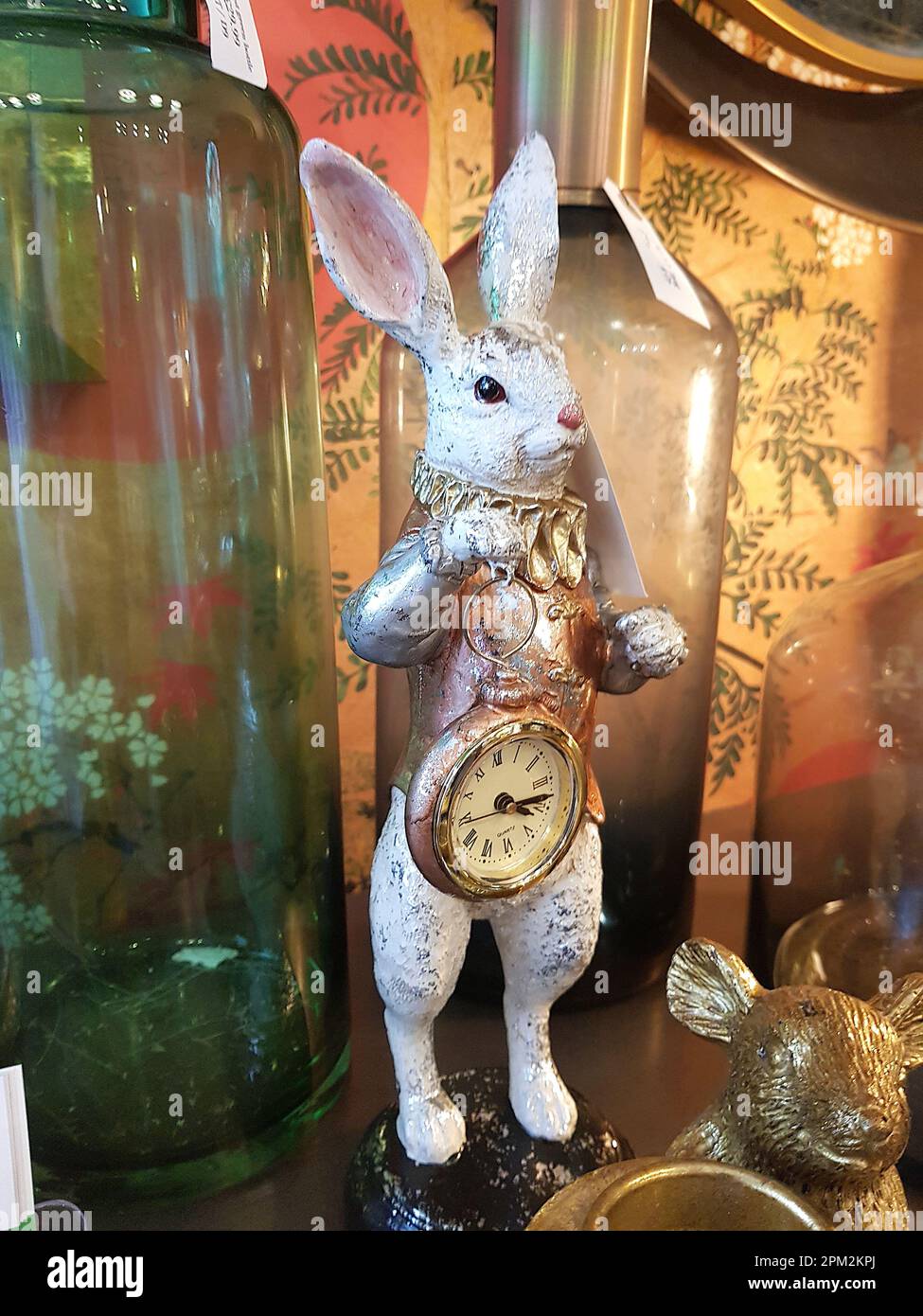 Vintage model of a rabbit carrying a watch Stock Photo - Alamy
