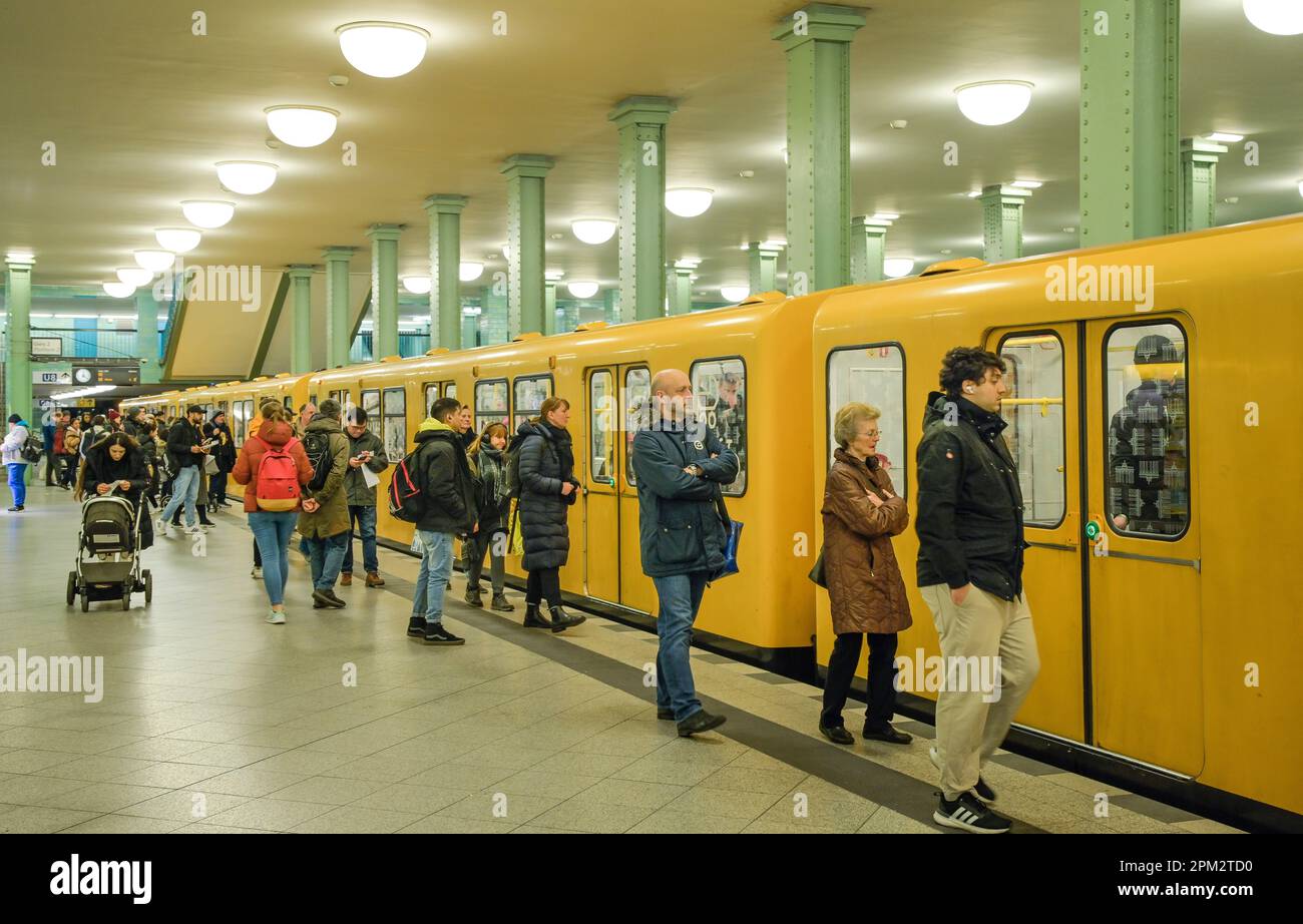 U5, U-Bahnhof Alexanderplatz, Mitte, Berlin, Deutschland Stock Photo ...