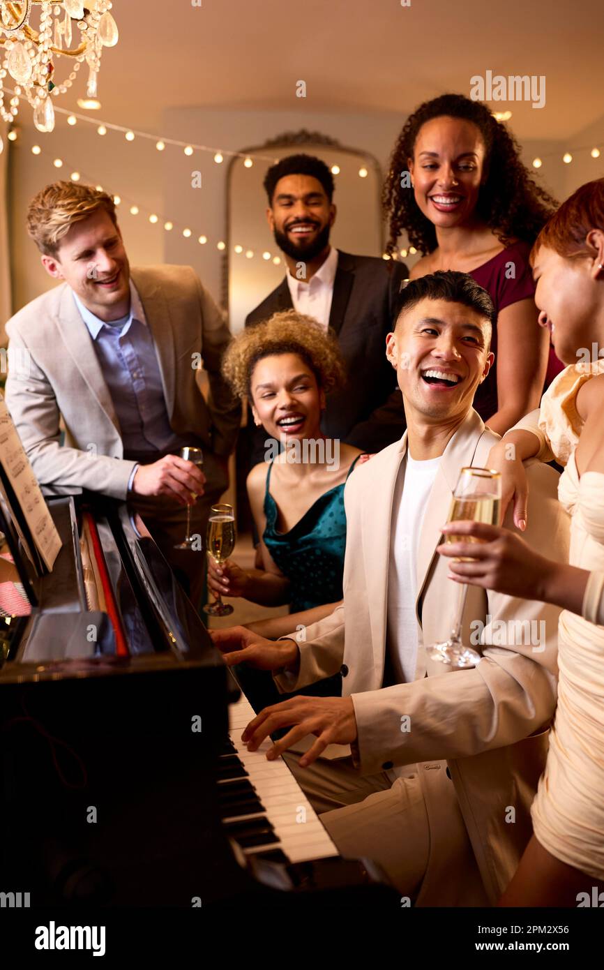 Singing around piano hi-res stock photography and images - Alamy