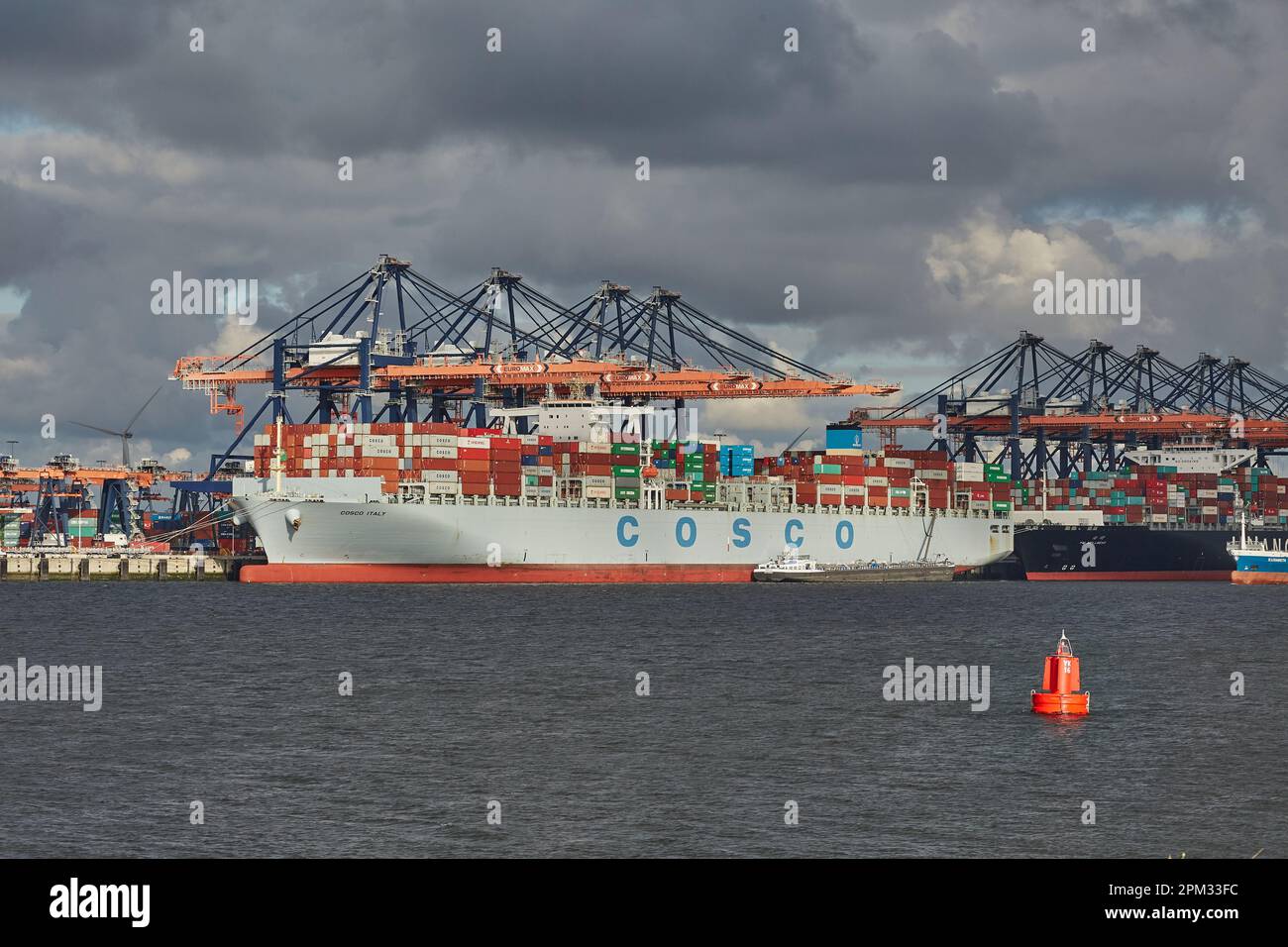Loading containers on a ship Stock Photo - Alamy