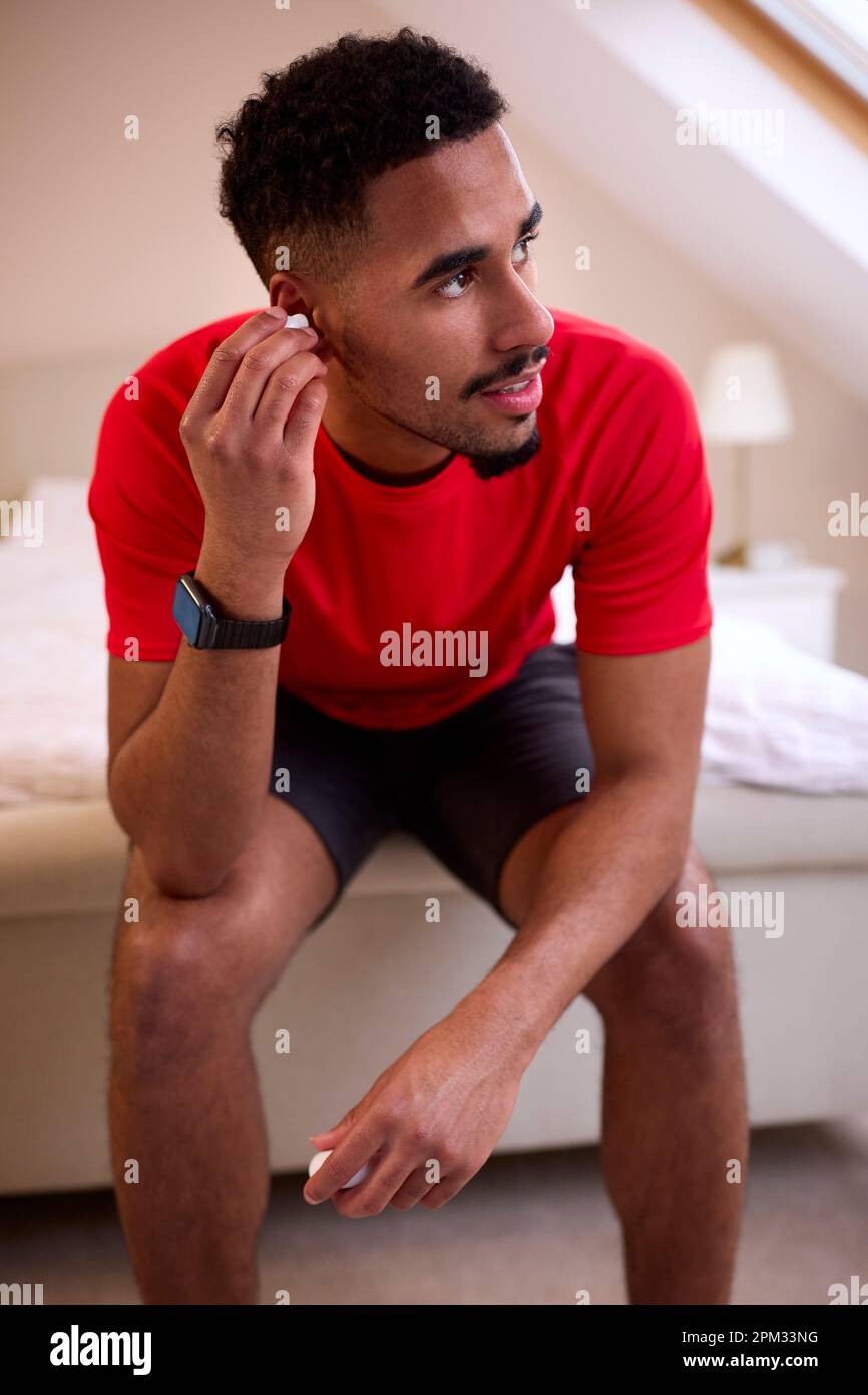 Man wearing earbuds hi-res stock photography and images - Alamy