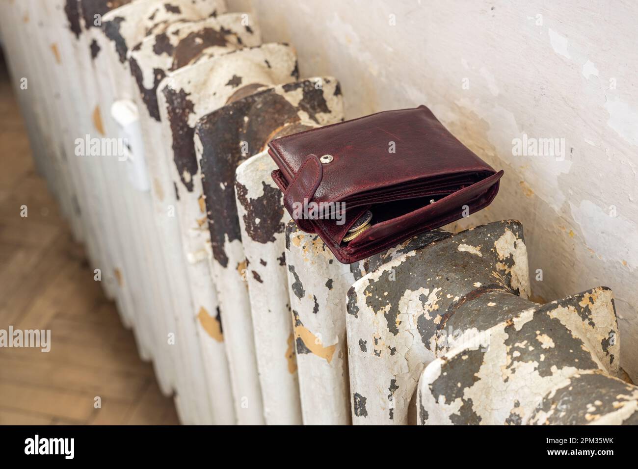 Empty wallet on an old shabby radiator, Concept Living in poverty ...