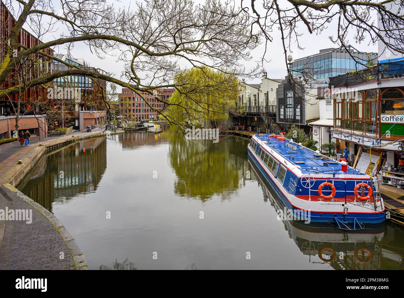 Camden Town, London, UK: Regents Canal near Camden Market looking ...