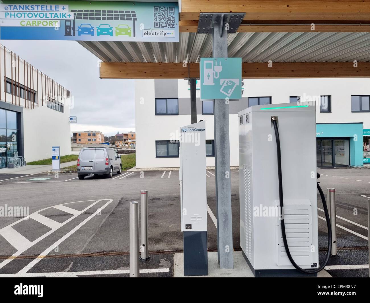 Charging hub, station, using renewable electricity (Solar Photovvoltaic ...