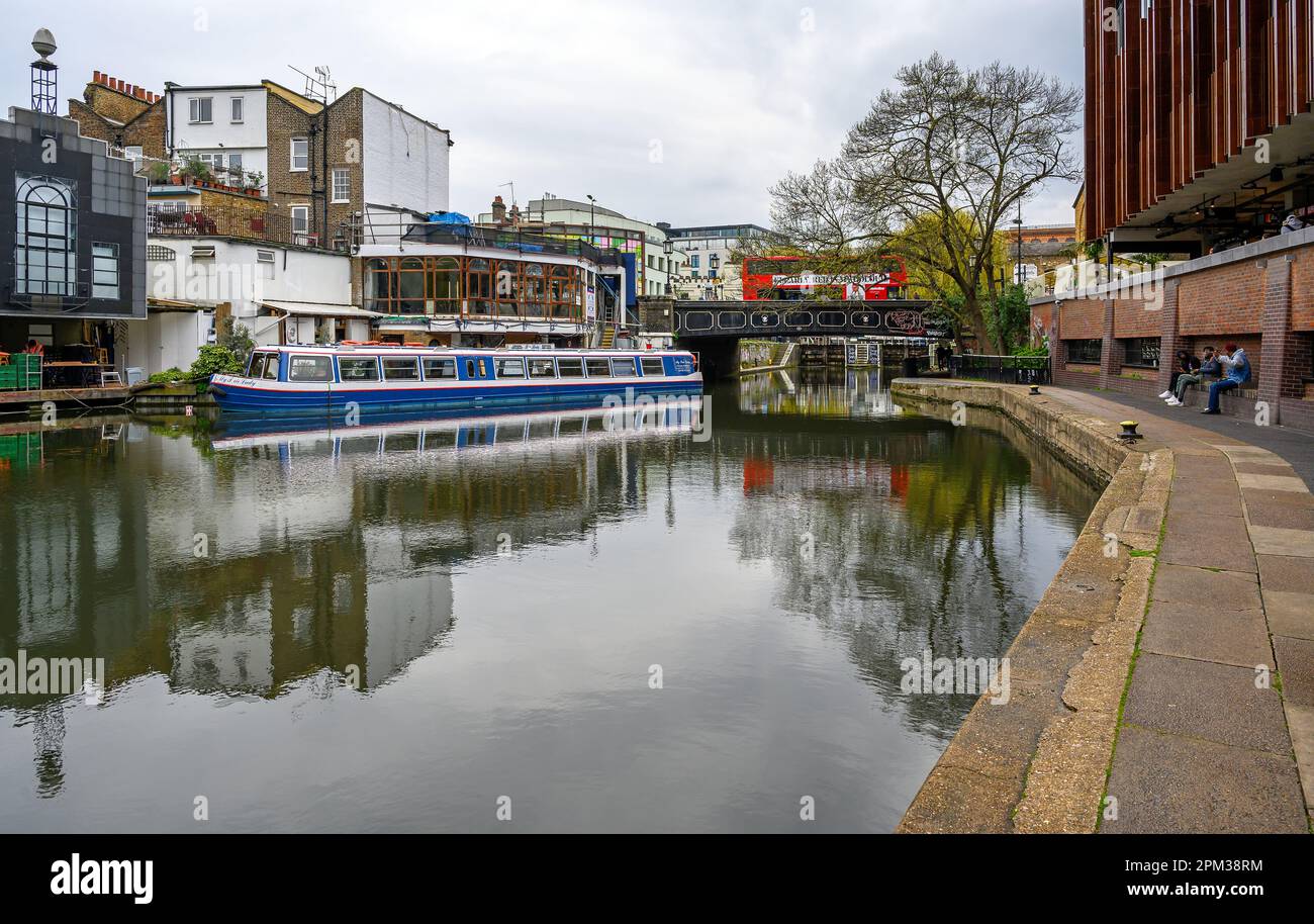 Camden Town, London, UK: Regents Canal near Camden Market looking ...