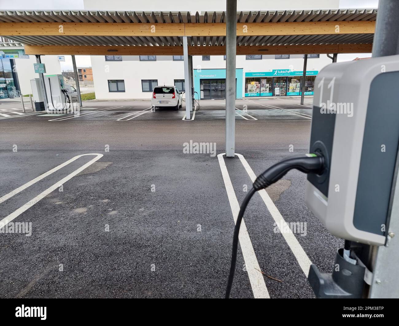 Charging hub station using hi-res stock photography and images - Alamy