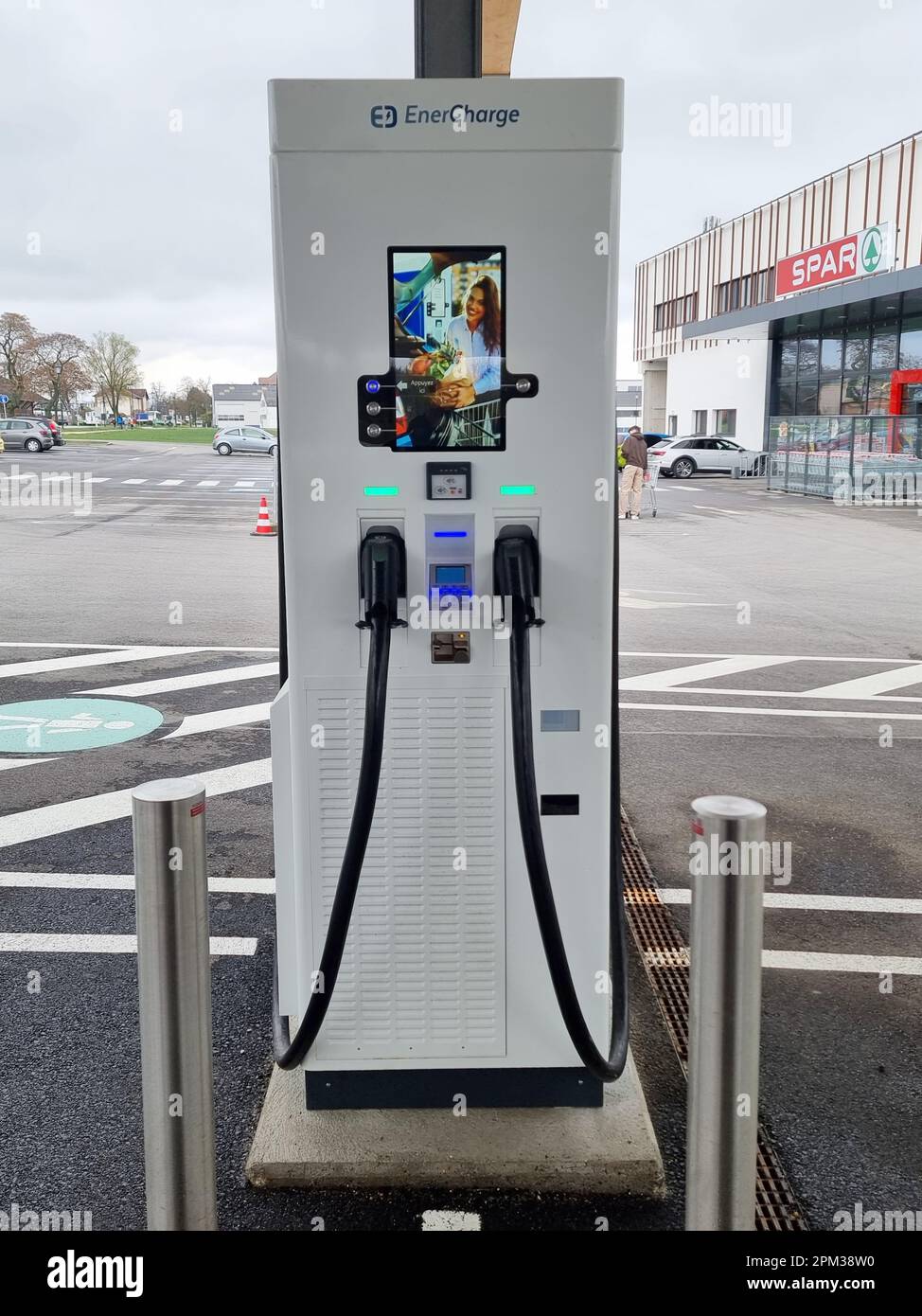 Charging hub station using hi-res stock photography and images - Alamy
