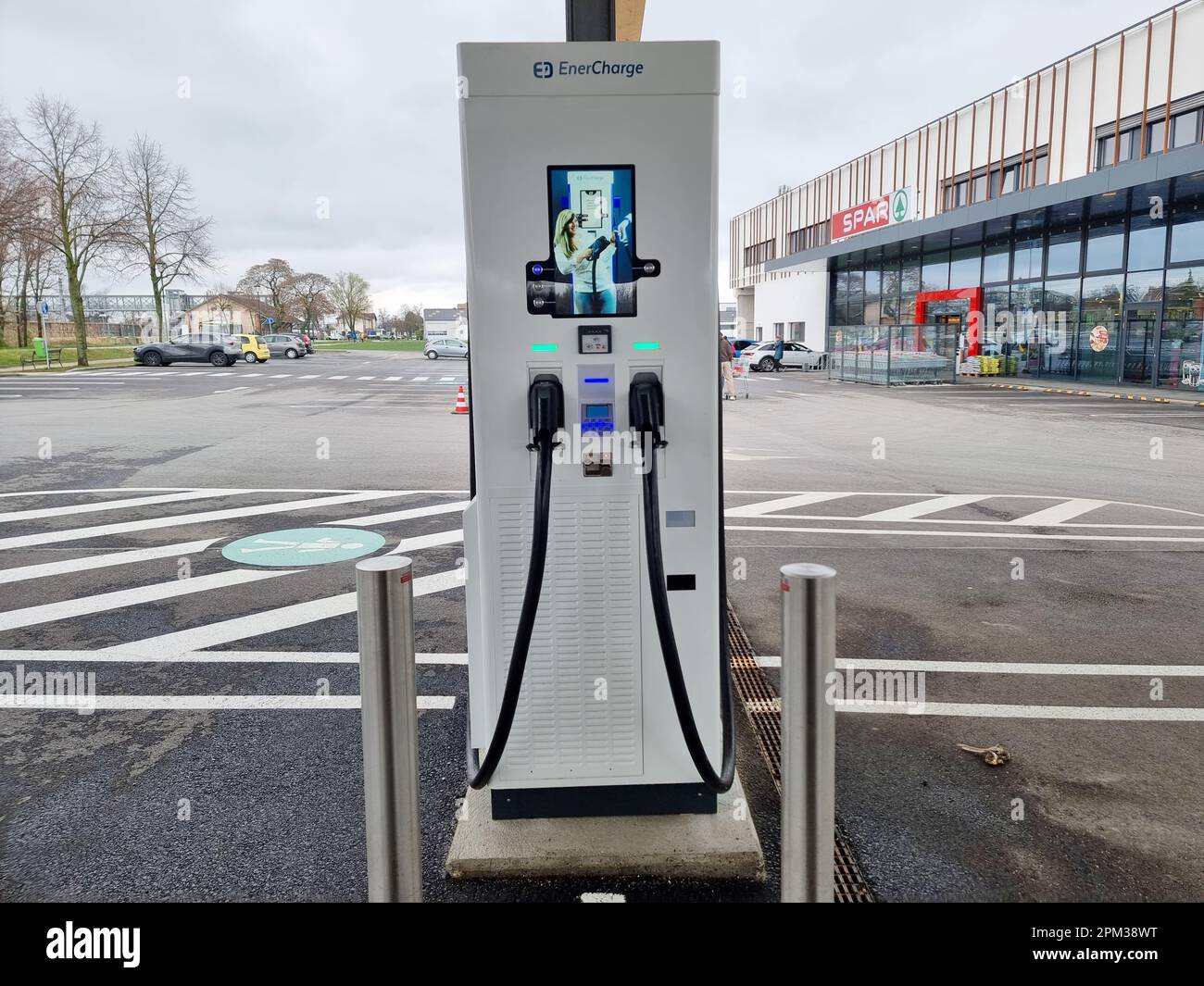 Charging hub, station, using renewable electricity (Solar Photovvoltaic ...