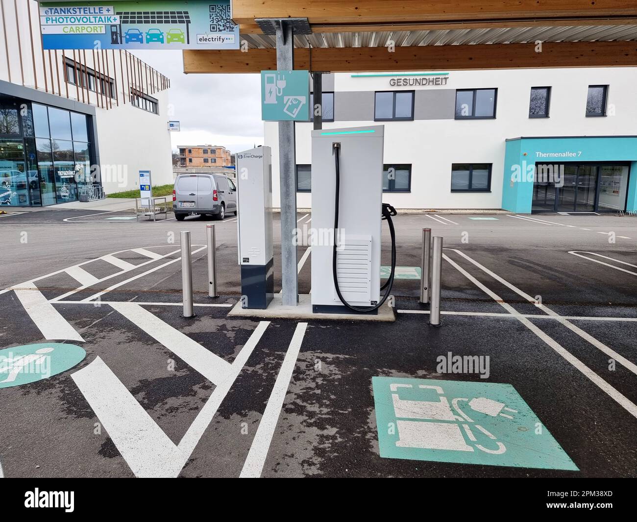 Charging hub, station, using renewable electricity (Solar Photovvoltaic ...