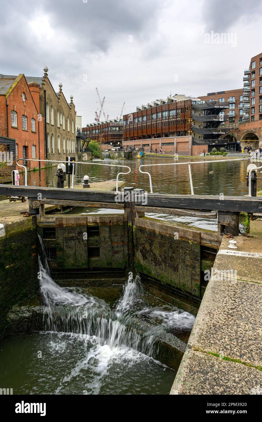 Camden Town, London, UK: Regents Canal near Camden Market. Kentish Town ...