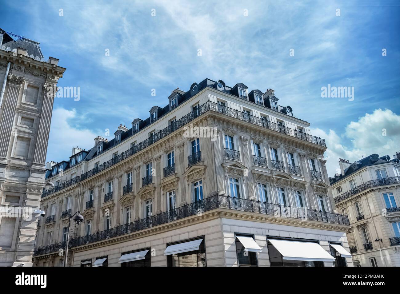 Paris, beautiful building, avenue des Champs-Elysees, luxury neighborhood Stock Photo - Alamy