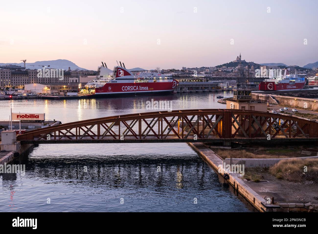 Linea 02 hi-res stock photography and images - Alamy