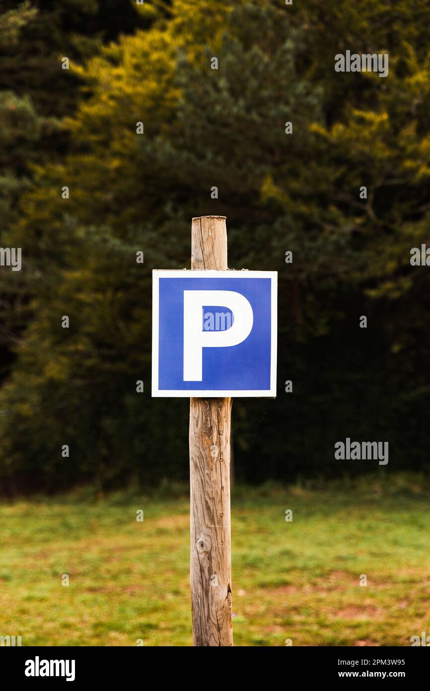 Square parking sign in a natural and forest environment Stock Photo - Alamy