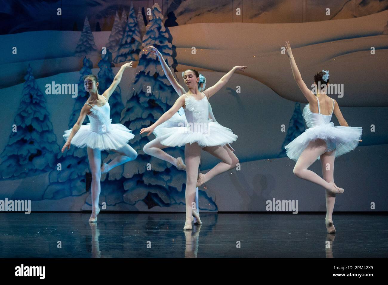 Classical ballet london stage hi-res stock photography and images - Alamy