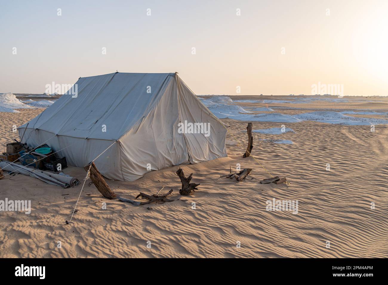 White desert egypt camping hi-res stock photography and images - Alamy