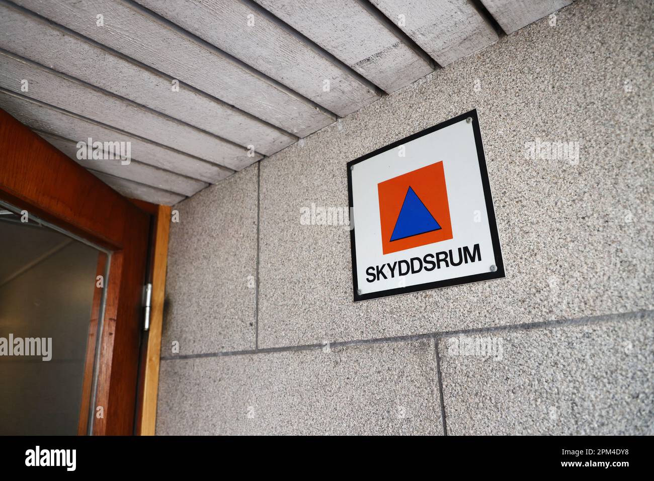 A sign indicating that a building has a shelter Stock Photo - Alamy