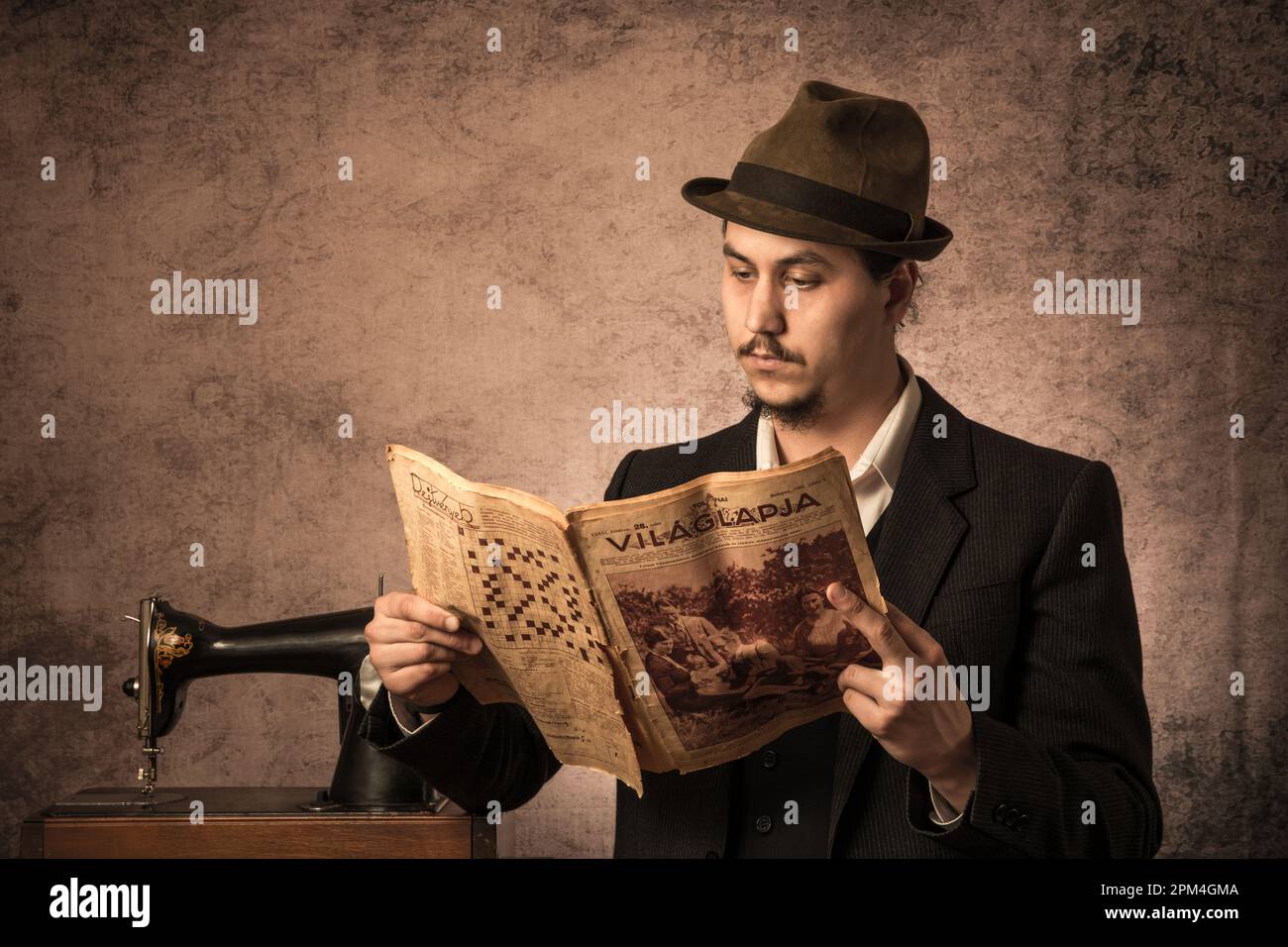 Old man reading a newspaper hi-res stock photography and images - Alamy