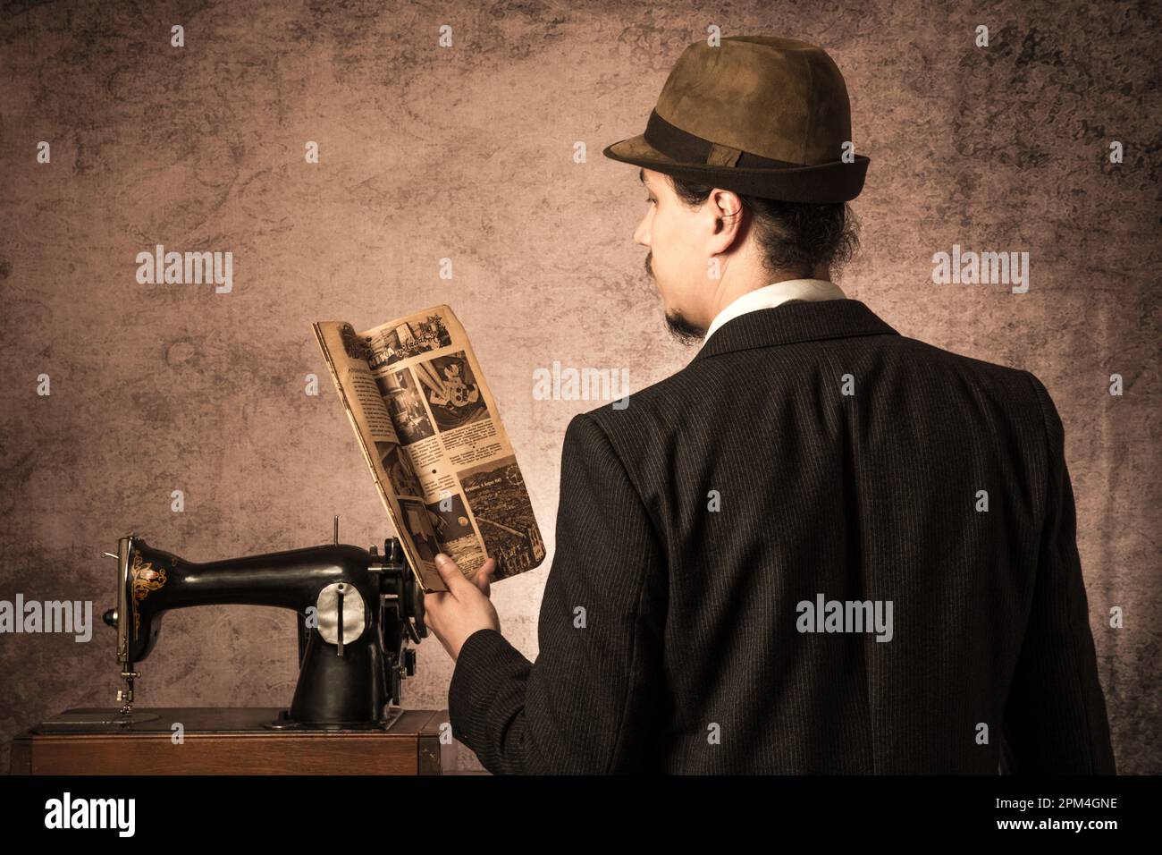 Old man reading a newspaper hi-res stock photography and images - Alamy