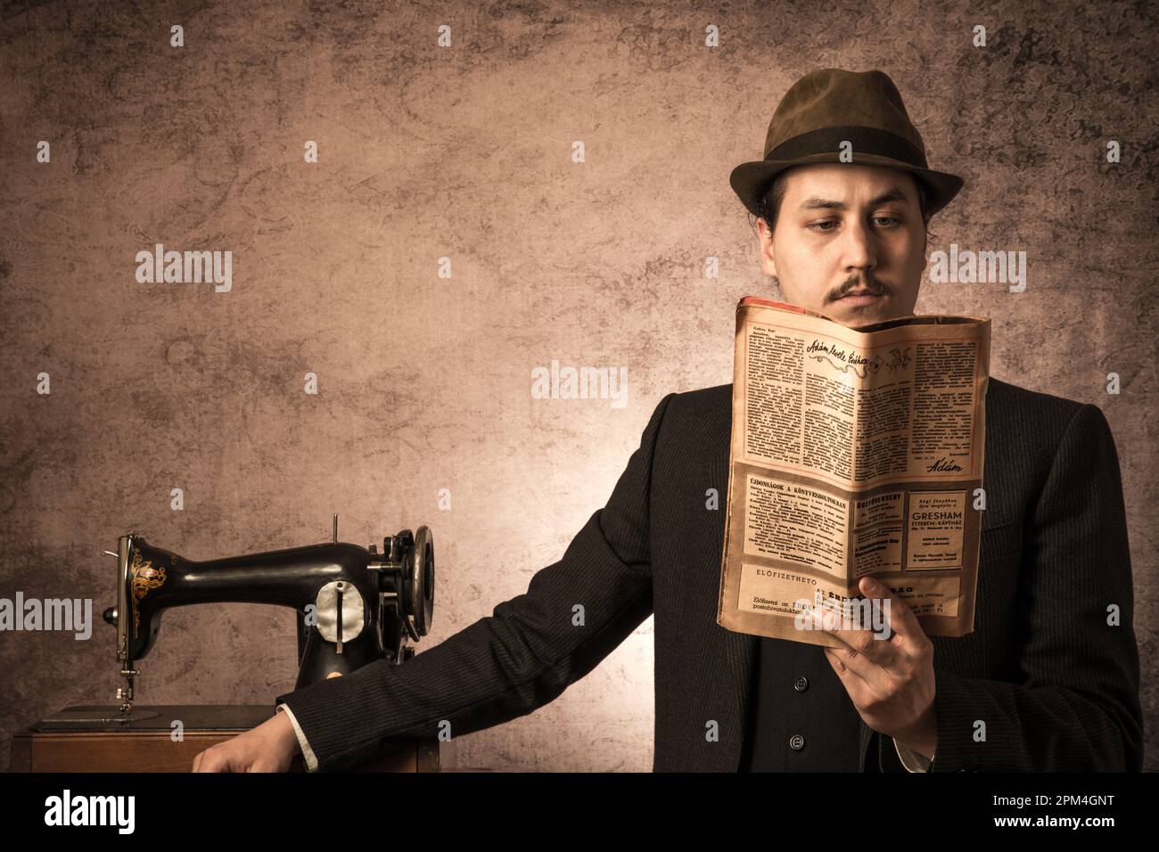 Old man reading a newspaper hi-res stock photography and images - Alamy