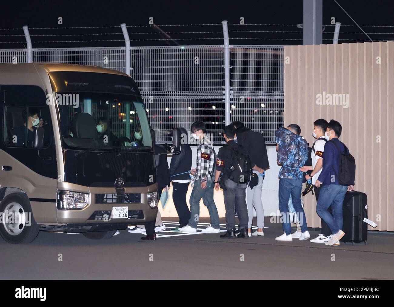 Nineteen Japanese fraud suspects are extradited from Cambodia at Haneda ...